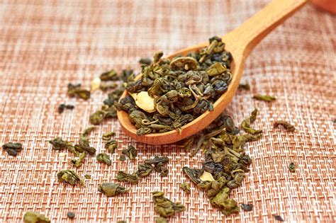 자스민과 천연 차의 구성 자스민과 나무 숟가락에 차 꽃잎의 매크로 사진 재 스민 꽃 재료와 차 나무 보드에 있습니다 나무 그릇에 녹차 0명에 대한 스톡 사진 및 기타 이미지