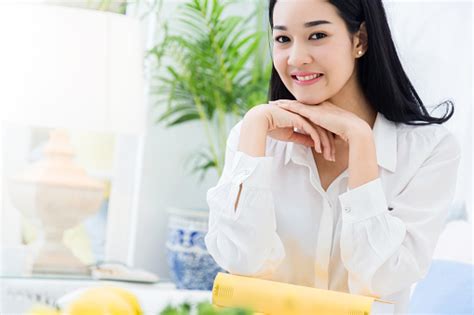 흰색 배경 및 무료 Copyspace 아름 다운 아시아 여 자가 흰 셔츠 액션 포즈 T 셔츠에 대한 스톡 사진 및 기타 이미지 T 셔츠 귀여운 모션 Istock