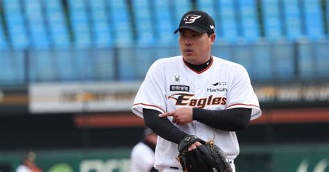 사인 보내는 류현진