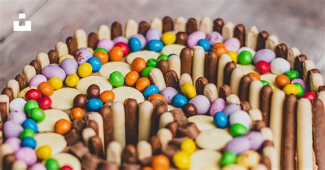 회색 콘크리트 표면에 스프링클이 있는 초콜릿 코팅 케이크 사진 Unsplash의 무료 맨체스터 이미지