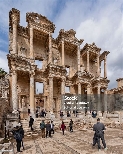 古代ケルスス図書館のファサードトルコのエフェソスにある柱と彫像のあるローマ建築の遺跡 アジア大陸のストックフォトや画像を多数ご用意