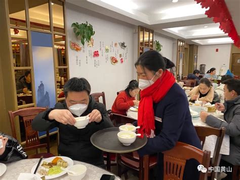 新年第一天：游客黄山之巅迎曙光、升国旗、贺新年澎湃号·政务澎湃新闻 The Paper