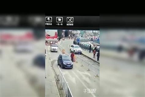 【湖北】汽车街头倒车失控 撞破护栏翻落十多米高坎米高坎护栏汽车