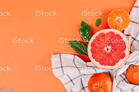 오렌지 배경에 흰색 수건에 녹색 잎신선한 잘 익은 만다린과 자몽 0에 대한 스톡 사진 및 기타 이미지 0 0명 감귤