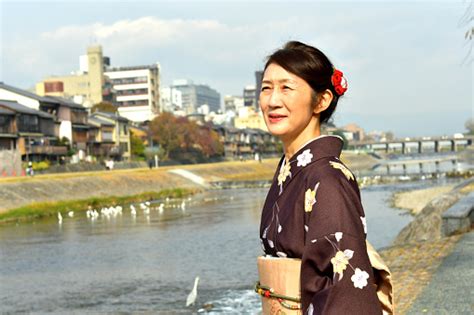 일본 여자 기모노가 교토 가모가와 강을 따라 걷고 걷기에 대한 스톡 사진 및 기타 이미지 걷기 여자 일본 민족 Istock