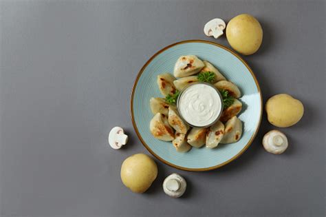 회색 배경에 바레니키 또는 피에로기가 있는 맛있는 음식의 개념 고급 요리에 대한 스톡 사진 및 기타 이미지 고급 요리 고기