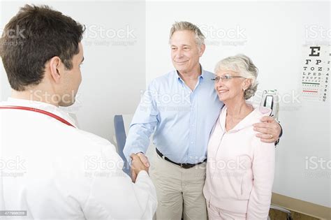 감사해야 선임 숫나사 입석 게다가 아내 악수 건강관리와 의술에 대한 스톡 사진 및 기타 이미지 건강관리와 의술 남자 남편