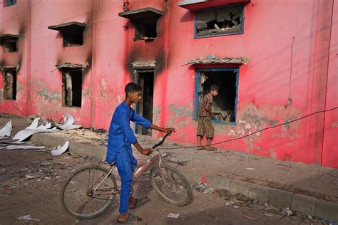 Pakistan Arrests 129 Muslims After Mob Attacks Churches And Homes Of