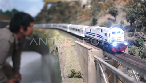 Miniatur Kereta Api Antara Foto