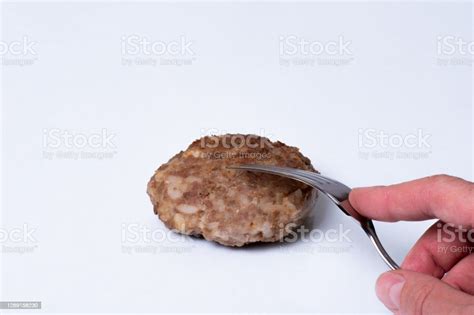 손으로 흰색 배경에 고립 된 흰색 접시에 조리 된 고기 패티 위에 포크를 잡고 닫고 공간을 복사 0명에 대한 스톡 사진 및 기타