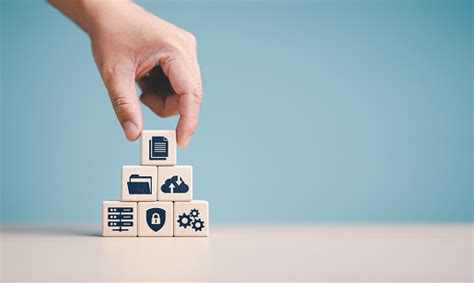 파일 액세스 및 공유 데이터 보안 및 사이버 보안 보호 개념은 문서 관리 디지털 파일 온라인 백업 서버 보관 클라우드 기술을 위한 나무 큐브의 문서 아이콘입니다 0명에 대한