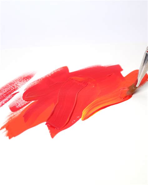 신한화구 총 96색의 에쎈스 아크릴컬러는 소프트한 플로우 타입으로 높은 부착력과 은폐력을 구현합니다