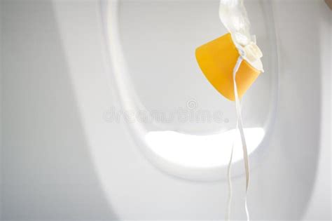 从飞机天花板舱上掉下的氧气罩 库存图片 图片 包括有 安排 适应 故障 问题 解压 防止 隔间 197084385