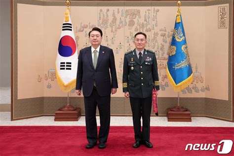 고창준 제2작전사령관과 기념촬영하는 윤 대통령 뉴스1
