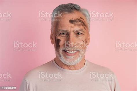 분홍색 벽의 배경에 기름진 얼굴을 가진 웃고 매력적인 노동자 카메라 복사 공간 텍스트 장소를 보고 있는 노인 인물 사진에 대한