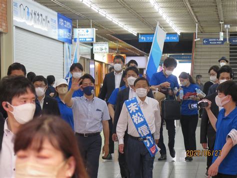 左決意を表明する末松信介文部科学大臣 右出 席者全員がこぶしを突き上げ圧勝を誓いました