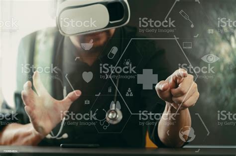 실업가 착용 하는 가상 현실 Vr 헤드셋과 휴대 전화를 사용 하 여 현대 사무실에서 고글 건강관리와 의술에 대한 스톡 사진 및