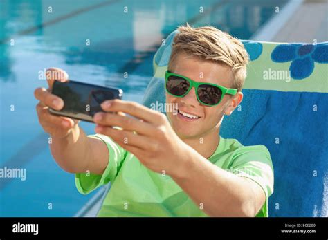 Ado en détente à la piscine Banque de photographies et dimages à haute résolution Alamy