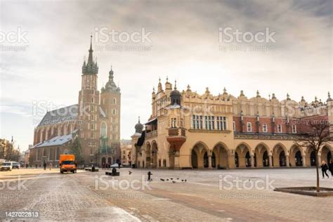 Rynek Glowny의 성 마리아 대성당 위의 아름다운 일출 크라쿠프 폴란드 0명에 대한 스톡 사진 및 기타 이미지 0명
