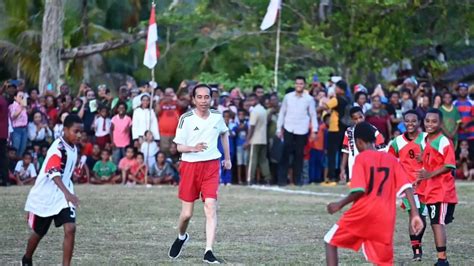 Jokowi Main Sepak Bola Lawan Pelajar Papua Berkaus Putih Dengan Nomor