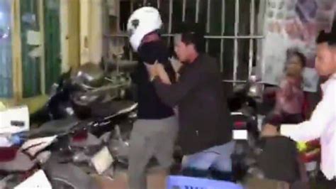 ប្រុសស្រី២នាក់ជិះម៉ូតូឌុបគ្នាសុខៗស្រាប់តែមានសមត្ថកិច្ចជិះម៉ូតូដេញពីក្រោយមកធាក់រួចដកកាំភ្លើងគំរាម