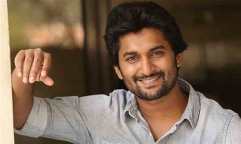 சில்க் சுமிதா புகைப்படத்திற்கு முன்பு கையில் பாட்டிலுடன் நானி Tamil Cinema Actor Nani Sitting