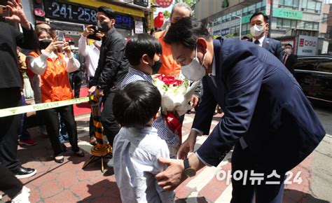 포토 계양산전통시장 방문한 윤석열 당선인