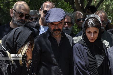 چند فریم از چهره غمگین لیلا حاتمی در مراسم خاکسپاری زری خوشکام عکس