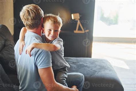 niño abrazando a su padre padre e hijo están juntos en casa en el