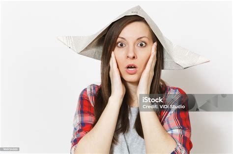 흰색 배경에 고립 된 얼굴 가까이 손을 유지 하는 신문 모자에 젊은 충격된 아름 다운 여자의 초상화 재건축 아파트 룸