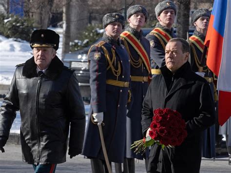 El ex presidente Dmitri Medvedev dijo que Rusia está en estado de guerra con el Reino Unido y
