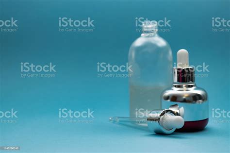 텍스트에 대 한 공간을 가진 파란색 배경에 유리 파이 펫과 고급 화장품 병 바 쿠 치 올 개념 레 티 놀 대안 개념에 대한 스톡 사진 및 기타 이미지 Istock