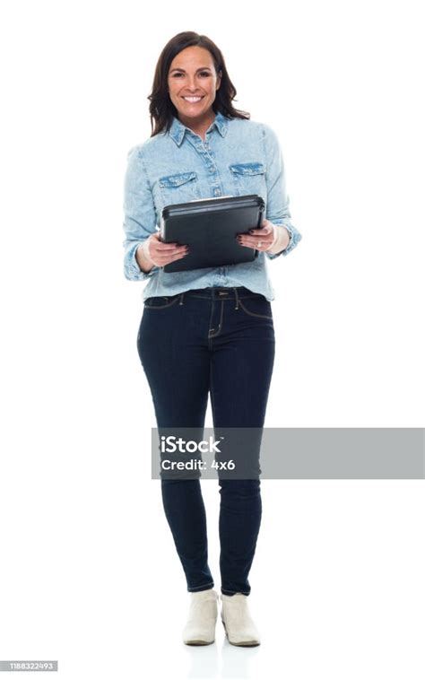 전체 길이정면 보기카메라1 인용 성인 아름 다운 갈색 머리긴 머리 백인 여성중견 성인 여성중견 성인 서 단추 다운 셔츠셔츠청바지