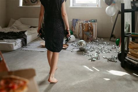 Adolescente limpiando la habitación para reducir el efecto de la resaca Foto Gratis
