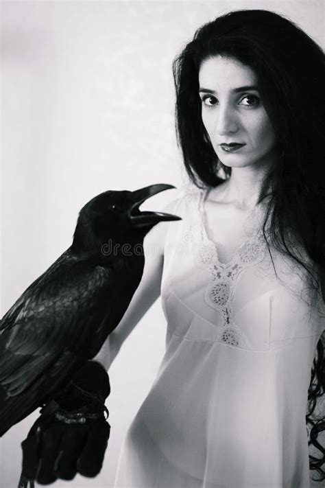 Jeune Femme Avec Le Corbeau Photo Stock Image Du Mystère Corneille