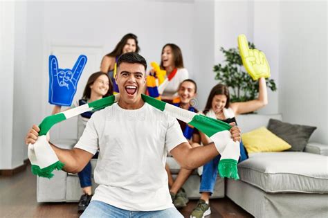 Grupo De Jovens Amigos Assistindo E Apoiando Jogos De Futebol Em Casa Imagem De Stock Imagem