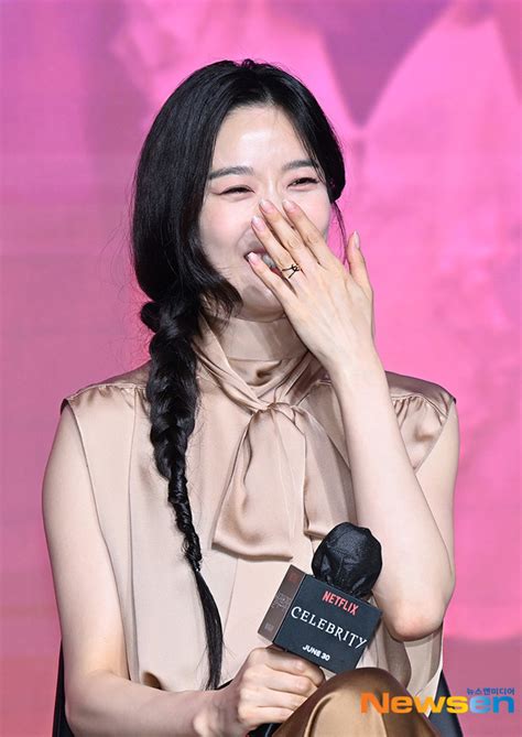 이청아 웃음을 못참겠어 포토엔hd 손에 잡히는 뉴스 눈에 보이는 뉴스 뉴스엔
