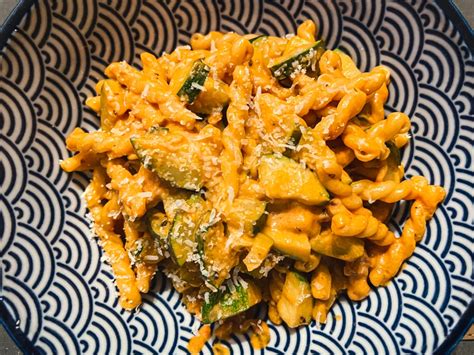Pasta Mit Knackigen Zucchini In Tomaten Frischkäse Sauce
