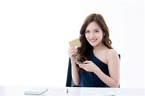 아름 다운 아시아 우아함과 여성 신용 카드와 스마트폰 사업 아이디어 컨셉과 온라인 쇼핑을 즐길 수 Brand Name