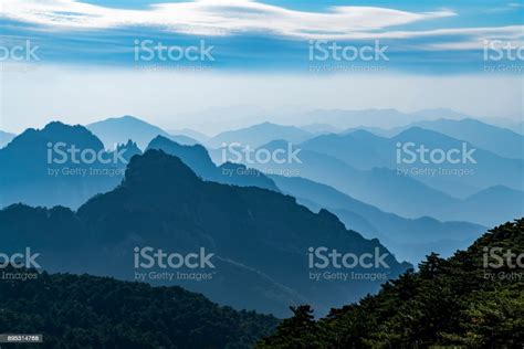 아름 다운 산의 경치와 안개와 소나무와 노 송 나무 마운트 황산 중국에서 0명에 대한 스톡 사진 및 기타 이미지 0명