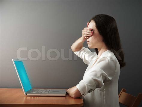 Frau Vor Den Augen Von Hand Stock Bild Colourbox
