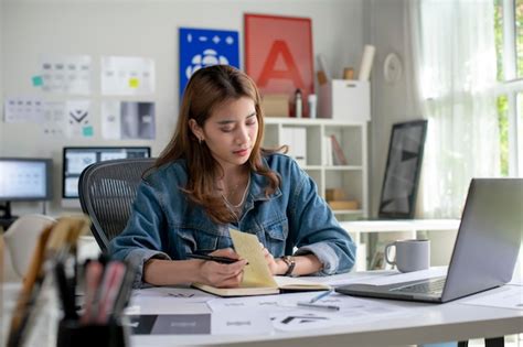 Mujer Asiática Diseñadora Gráfica Que Trabaja En La Oficina Artista