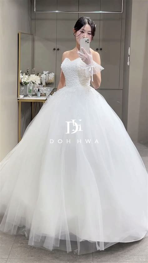 Dohhwa 도화브라이드 웨딩드레스 실크드레스가 너무 잘어울리셨던 도화신부님👰🏻 헤어밴드 장식까지 너무 완벽하시네요💕 도화브라이드 실크드레스 미카도