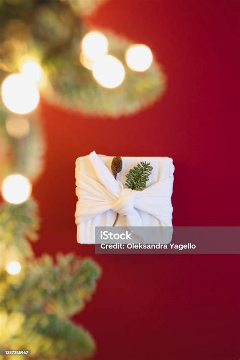 빨간 배경에 천에 흰색 선물 상자 후로시키 랩과 보케 조명이 있는 크리스마스 새해 를 배경으로 합니다 0에 대한 스톡 사진 및 기타 이미지 Istock
