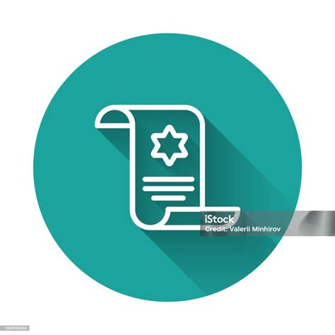 긴 그림자 배경으로 격리 된 흰색 줄 Torah 스크롤 아이콘 확장 된 형태로 유대인 토라 다윗 기호의 별 오래된 양피지