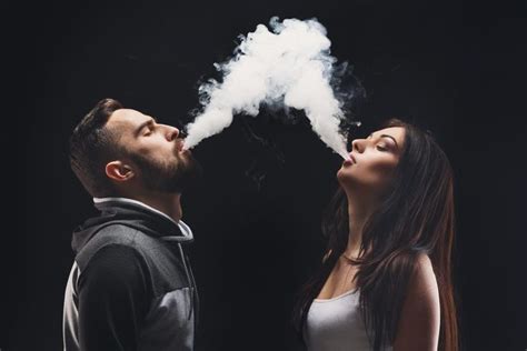 Vaping In Wedding Photos Is New Viral Trend According To Twitter Wedding Photos Couples