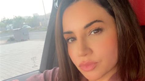 من داخل سيارتها ديانا حداد تتألق بإطلالة تبرز أناقتها