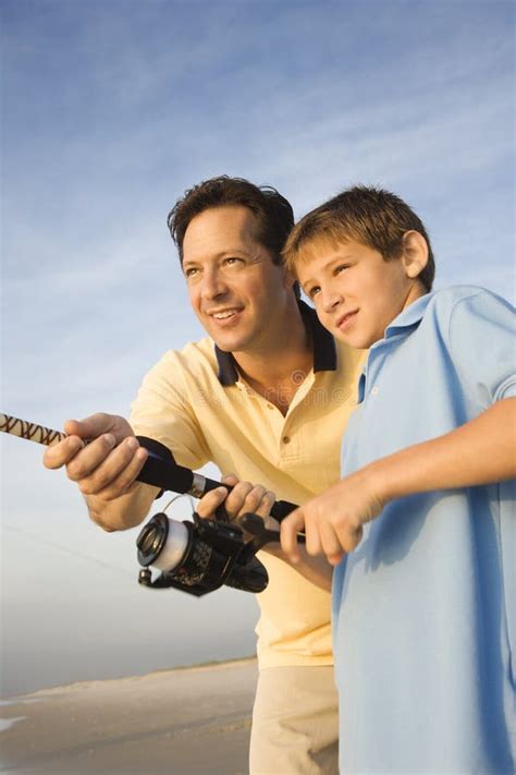 Pesca Do Pai E Do Filho Foto De Stock Imagem De Estar 2038222