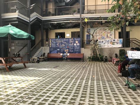 建築群內有不少公共空間，例如圖中的開放園地，促進居民與社區的互動。