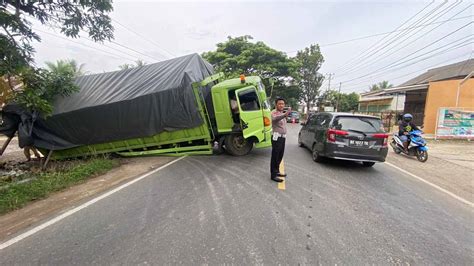 Truk Pengangkut 20 Ton Beras Terperosok Di Jalinbar Pringsewu Lappung